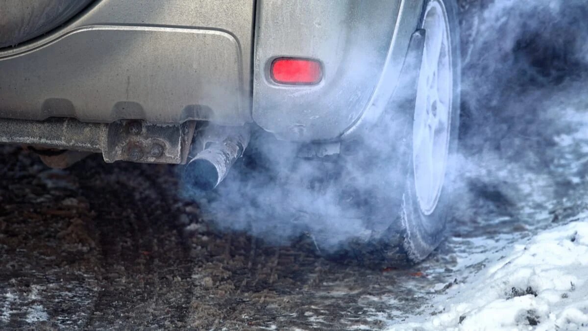 Humo azul en el tubo de escape del coche: causas y soluciones ...